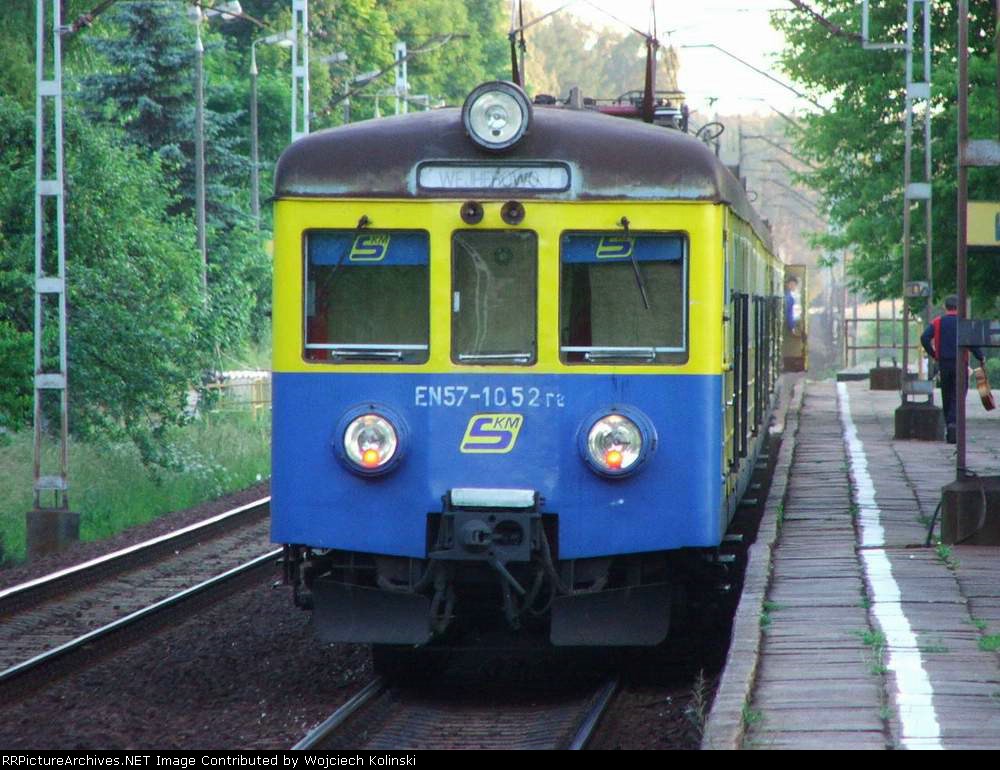 EN57-1052+768 - Pieleszewo station